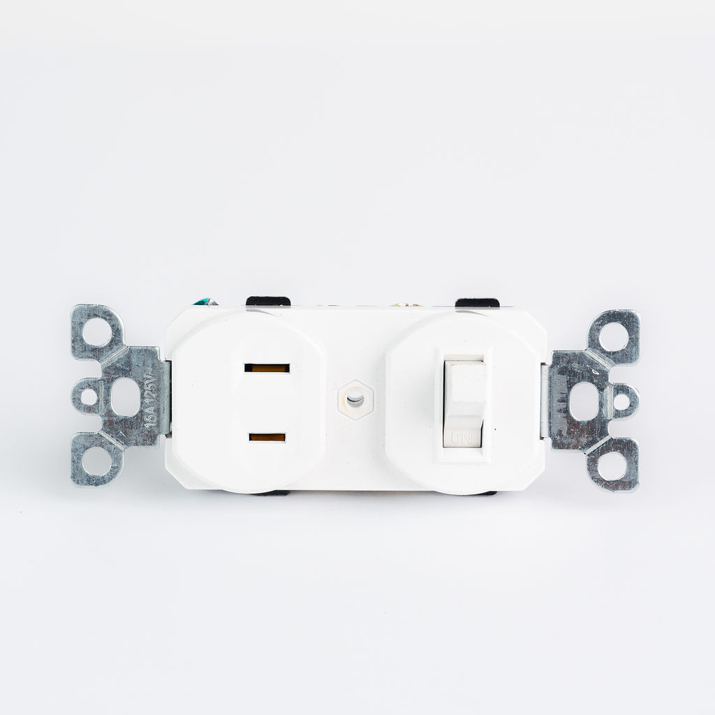 INTERRUPTOR C/TOMACORRIENTE BLANCO 125V 5AMP CONSTRUFACIL